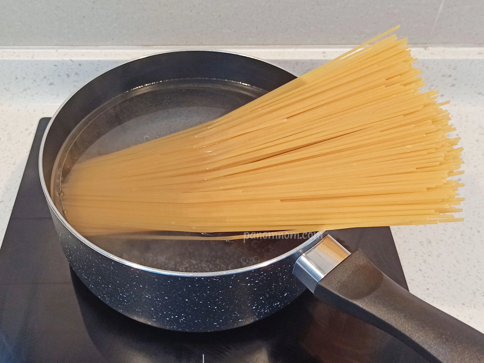Tasty and Easy Spaghetti Bolognese Recipe | Panomnom